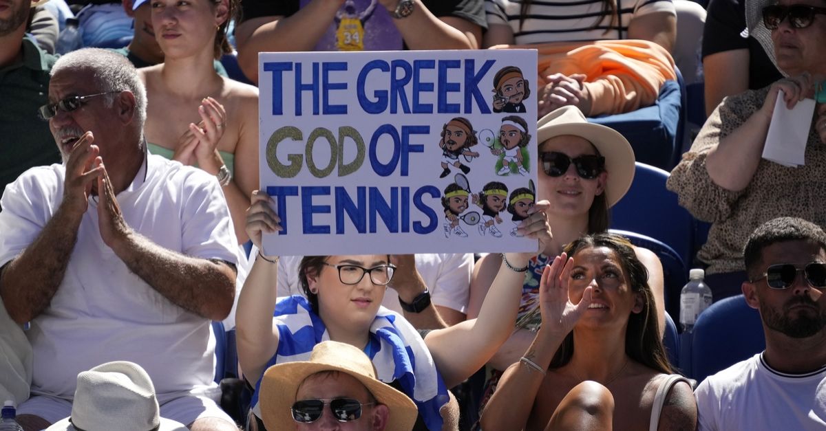 Τσιτσιπάς: “Ο Έλληνας Θεός του τένις”, απίθανο πλακάτ υποστηρίκτριας ...